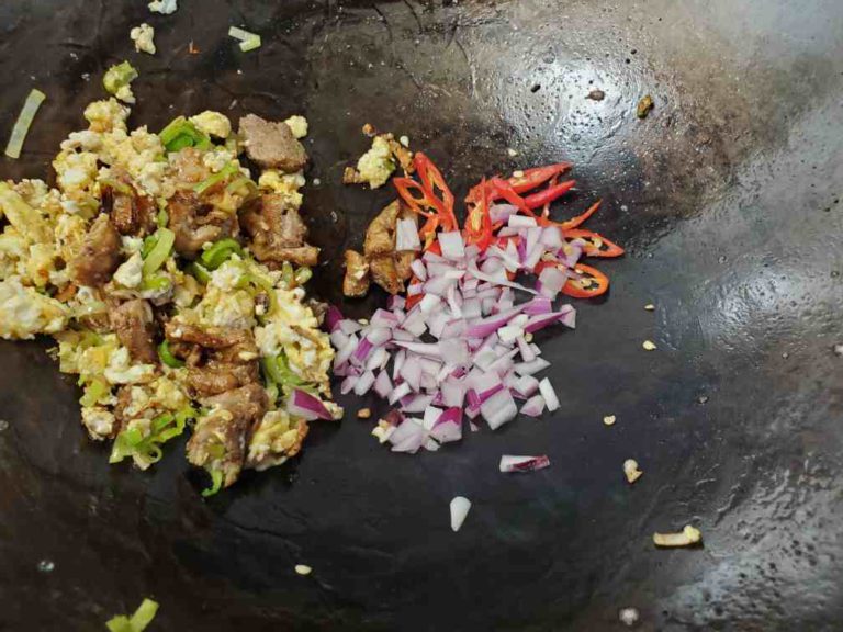 Sri Lankan Chicken kottu - Hungry Lankan